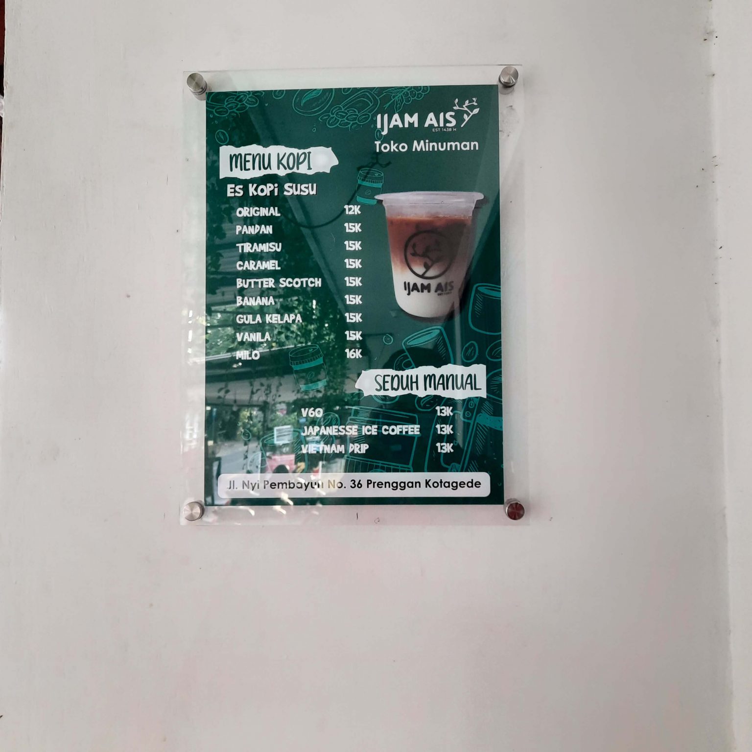 Papan Nama Akrilik Display Menu Toko Minuman